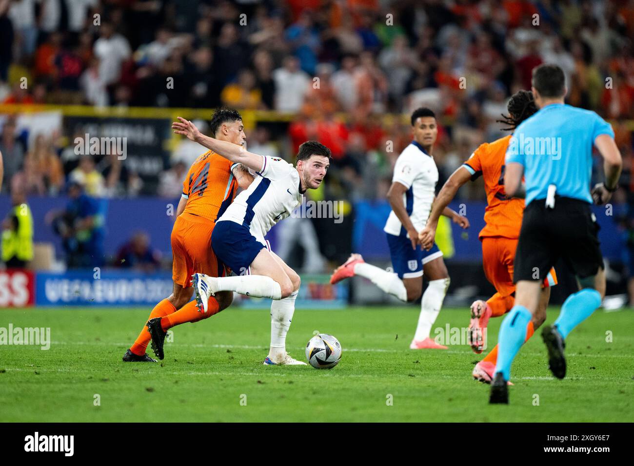 John Stones (England, #05) im Zweikampf mit Tijjani Reijnders (Niederlande, #14), GER ...