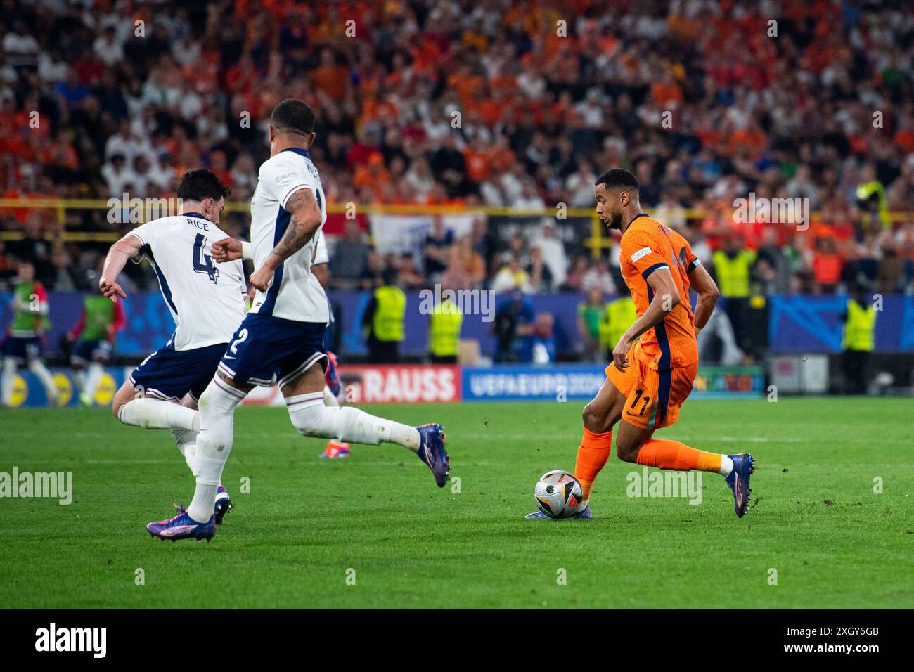 Cody Gakpo (Niederlande, #11) im Zweikampf mit Declan Rice (England, #04), Kyle Walker (England ...