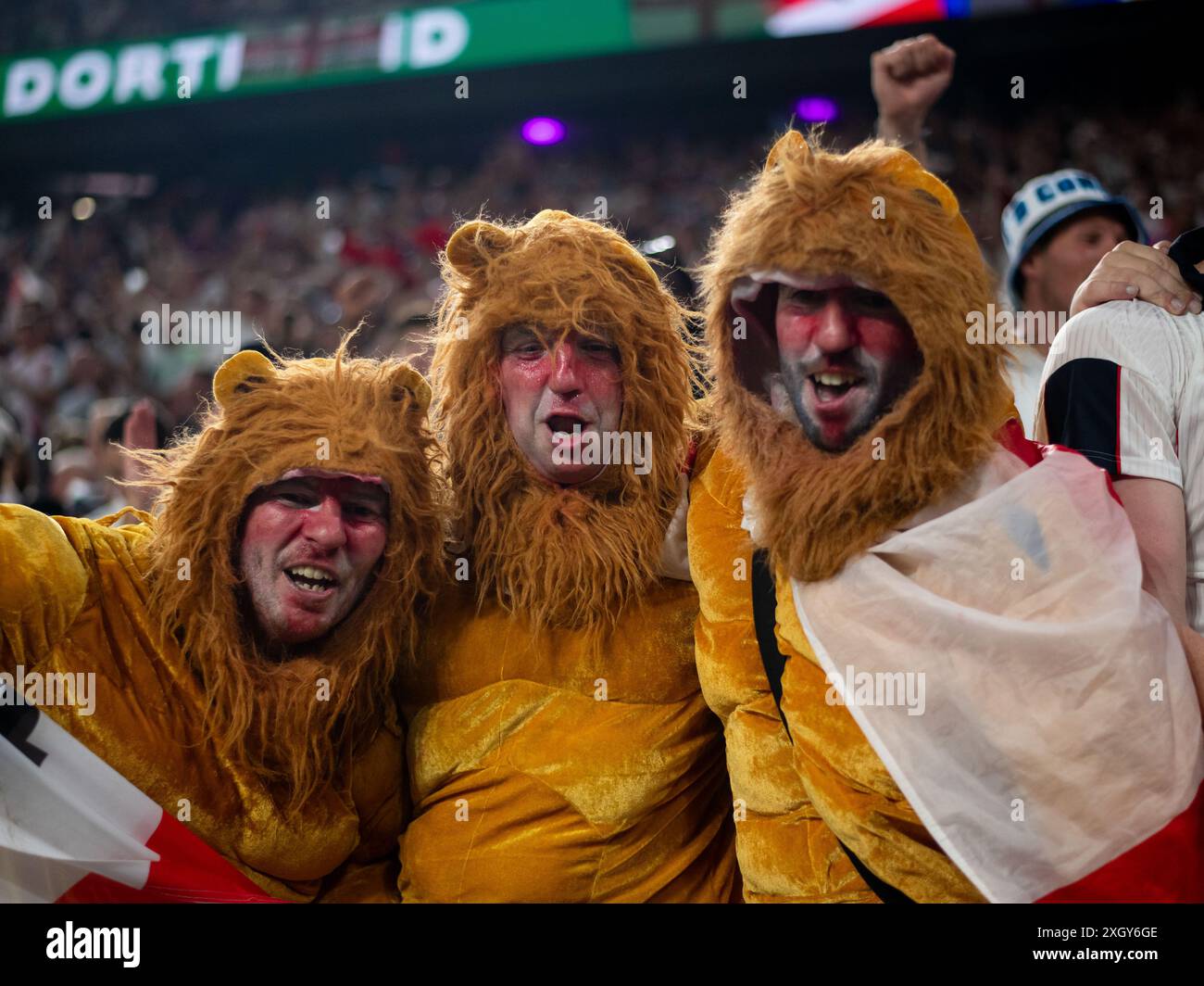 Fans von England im Kostuem Three Lions jubeln ueber den Sieg und den ...
