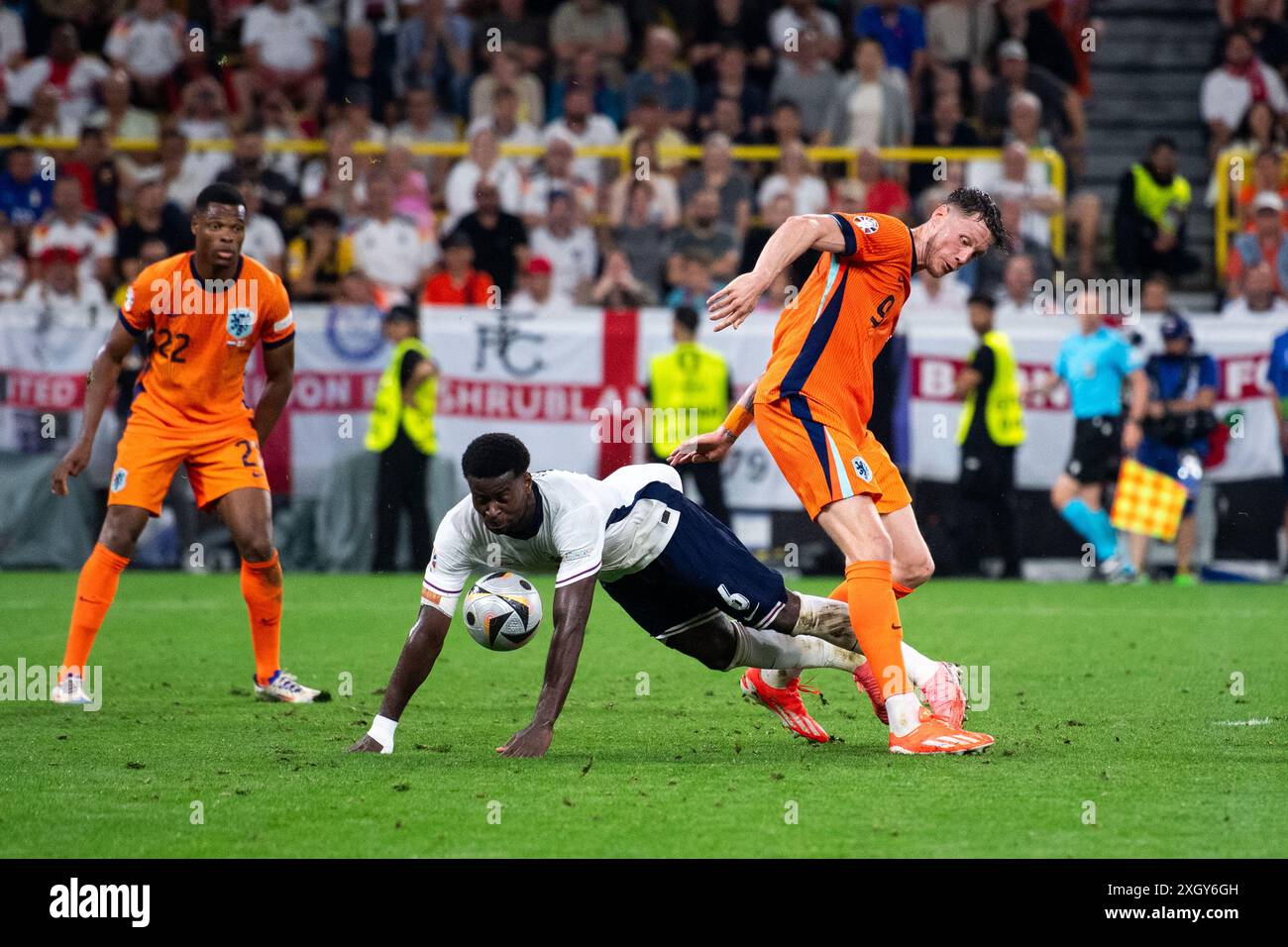 Wout Weghorst (Niederlande, #09) im Zweikampf mit Marc Guehi (England, #06), GER, Netherlands ...