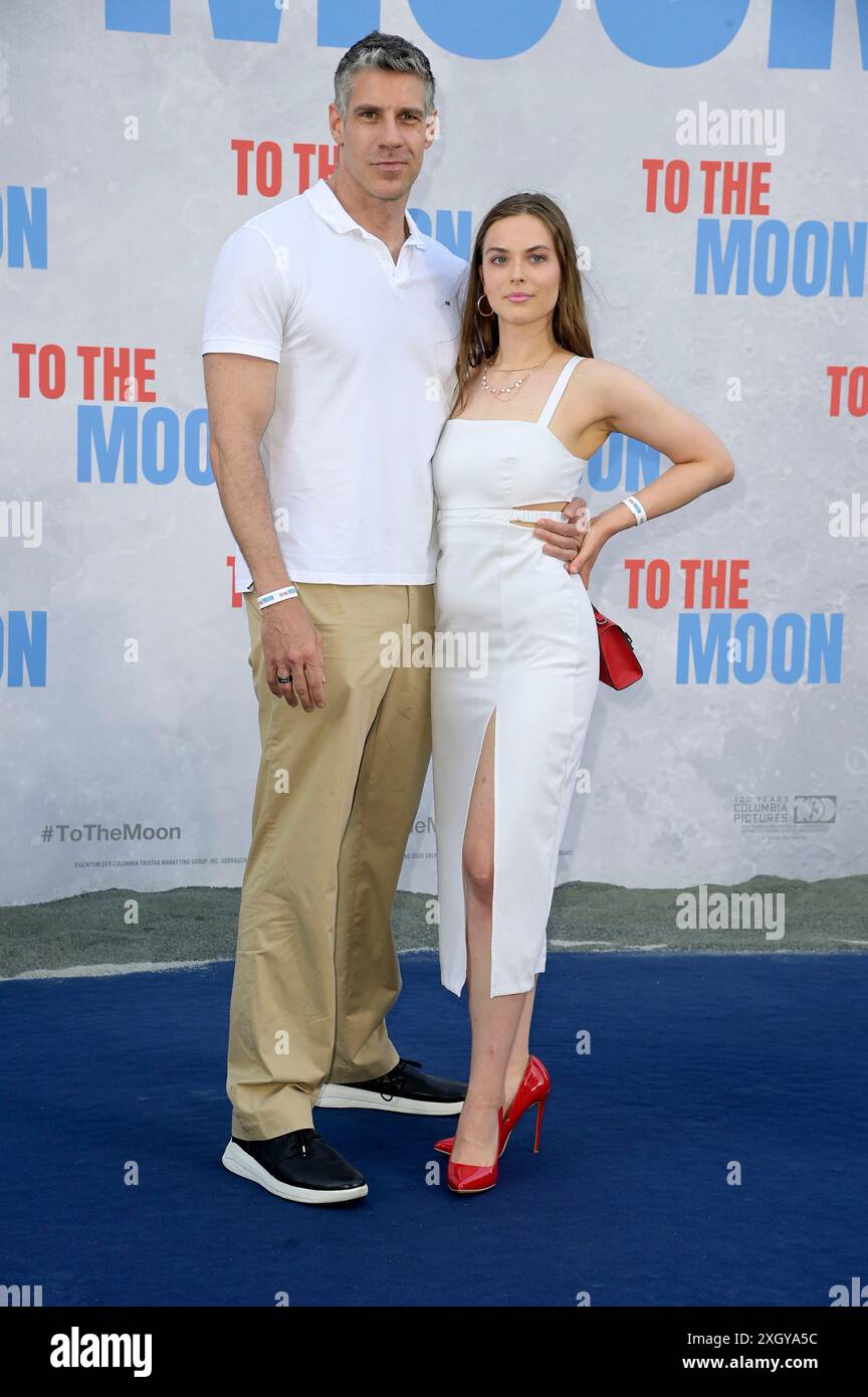 Nadja Gallera und Gast bei der Premiere des Kinofilms 'To The Moon' im ...