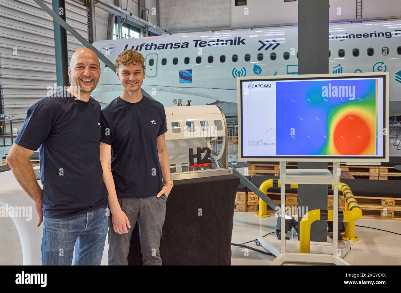 Hamburg, Germany. 10th July, 2024. Simon Beckmann (l) and Tim Hoff ...