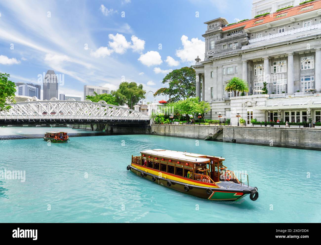 Beautiful view of traditional tourist boats sailing along the Singapore ...