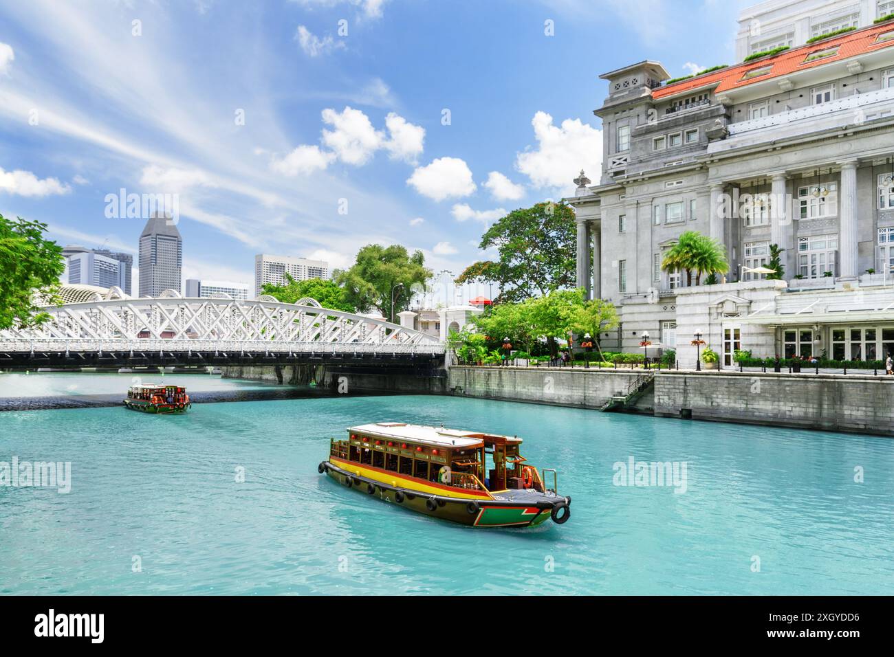 Beautiful view of traditional tourist boats sailing along the Singapore ...