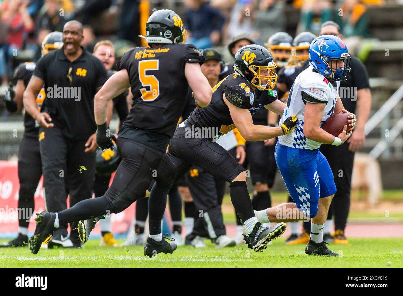 Maximilian Barmettler (33, RB, Allgaeu Comets) verfolgt von Niklas ...