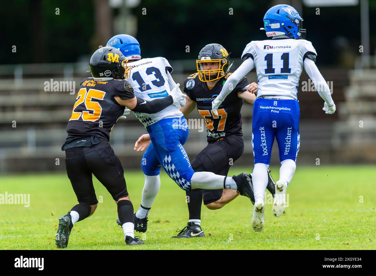 Dominik Hoerner (13, WR, Allgaeu Comets) zwischen Laurenz Grassl (25 ...