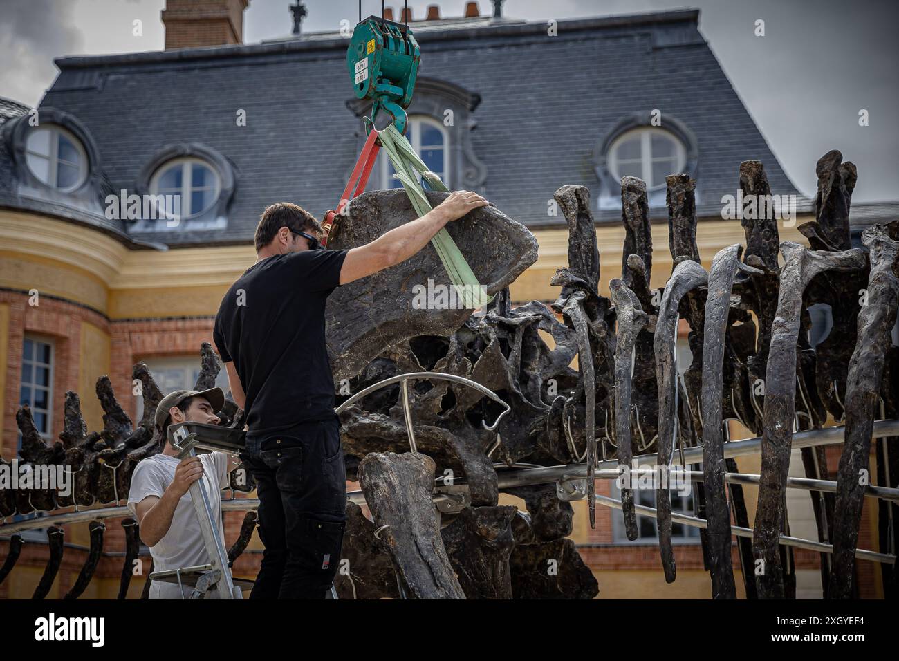 Paris, France. 10th July, 2024. Workers assemble the skeleton of an ...