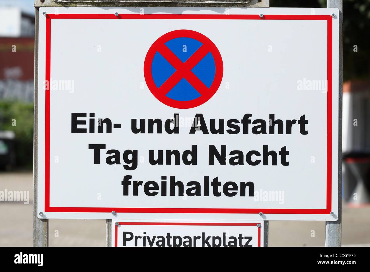 Keep entrance and exit clear day and night, Absolute stopping ban ...