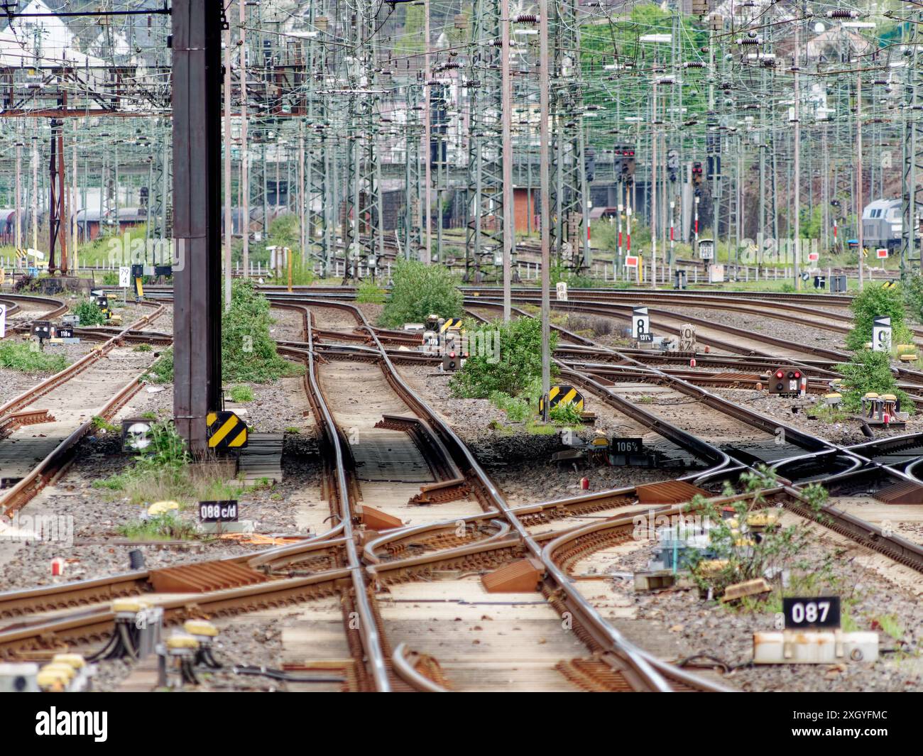 Overhead railroad signals hi-res stock photography and images - Alamy