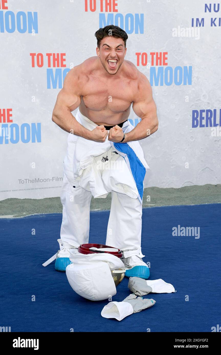 Johny Münster bei der Premiere des Kinofilms To the Moon im Zoo Palast ...