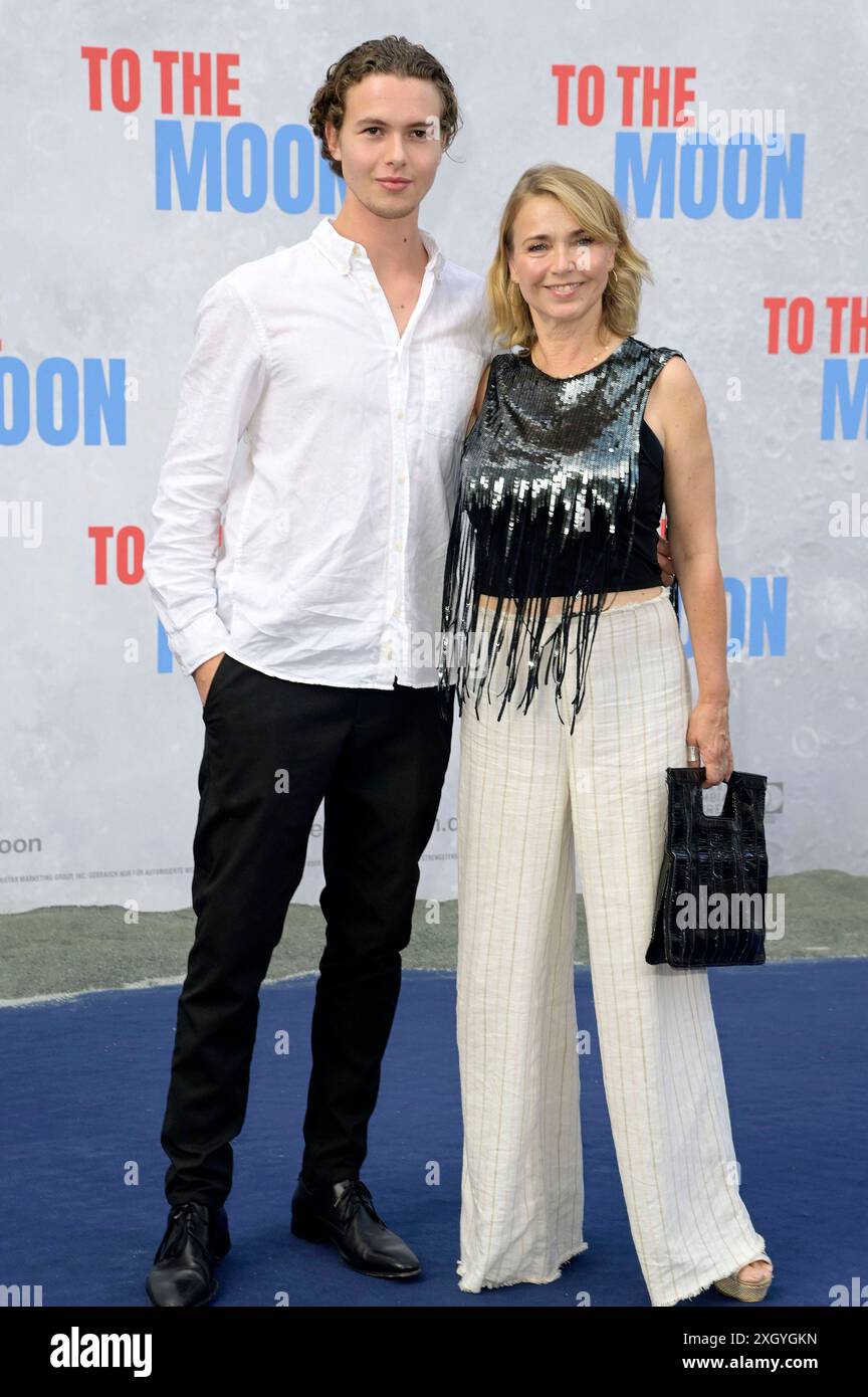 Tina Ruland mit Sohn Jahvis Rahmoune bei der Premiere des Kinofilms To ...