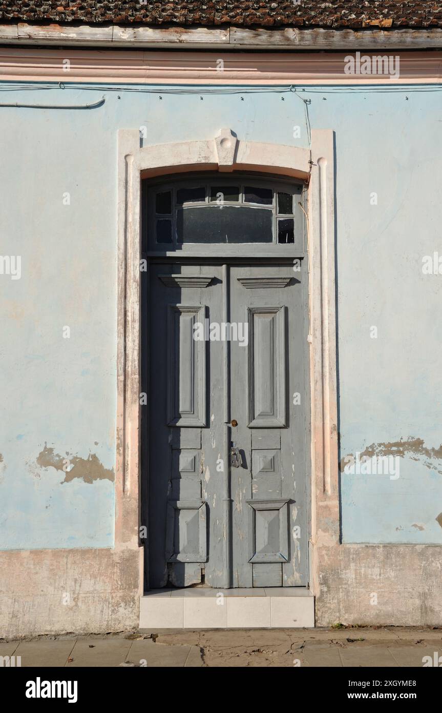 Door, old colonial house in poor condition, Inhambane Town, Inhambane ...
