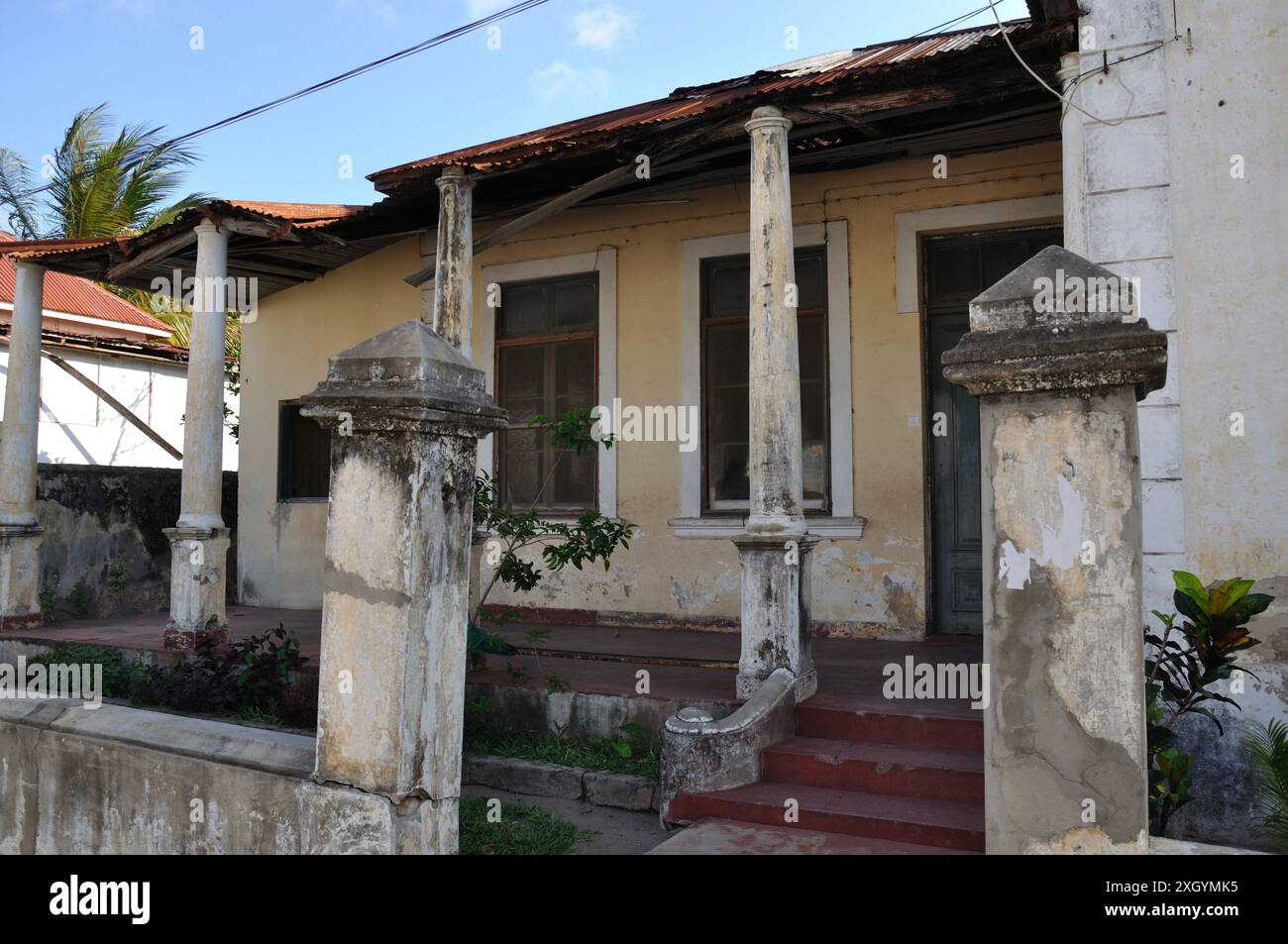 Old colonial house in poor condition hi-res stock photography and ...