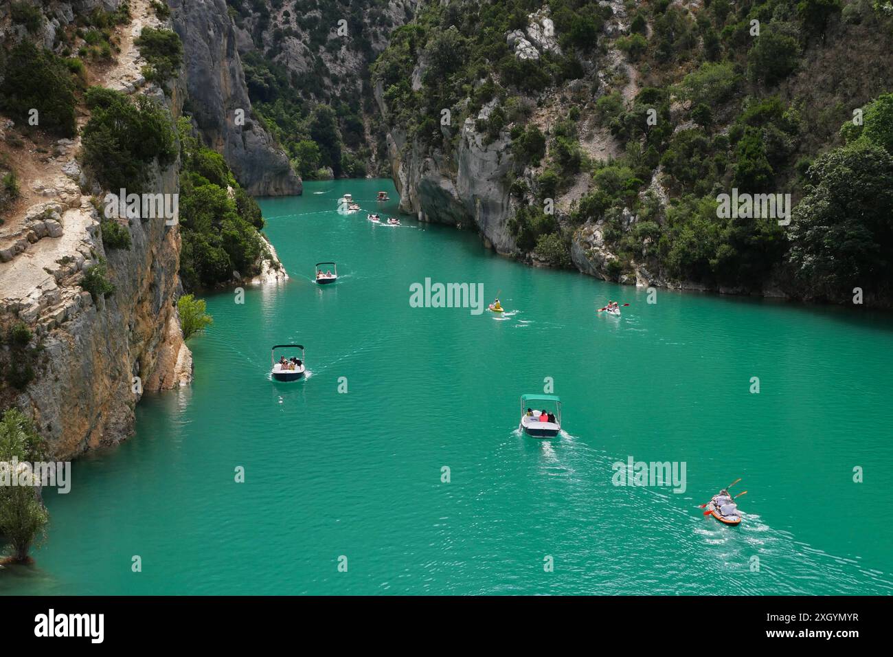Beliebte Aktivität im Canyon im Le Gorge du Verdon ist das Boot fahren ...