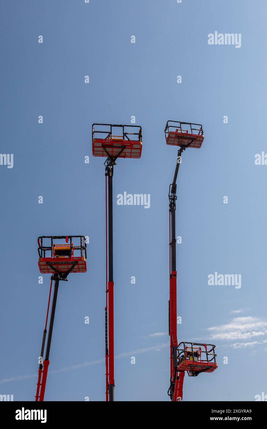 Heavy construction vehicle lifts hi-res stock photography and images ...