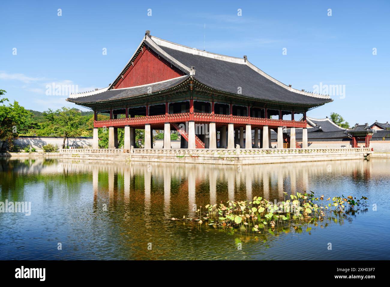 Scenic view of Gyeonghoeru Pavilion and Gyeongbokgung Palace, Seoul ...