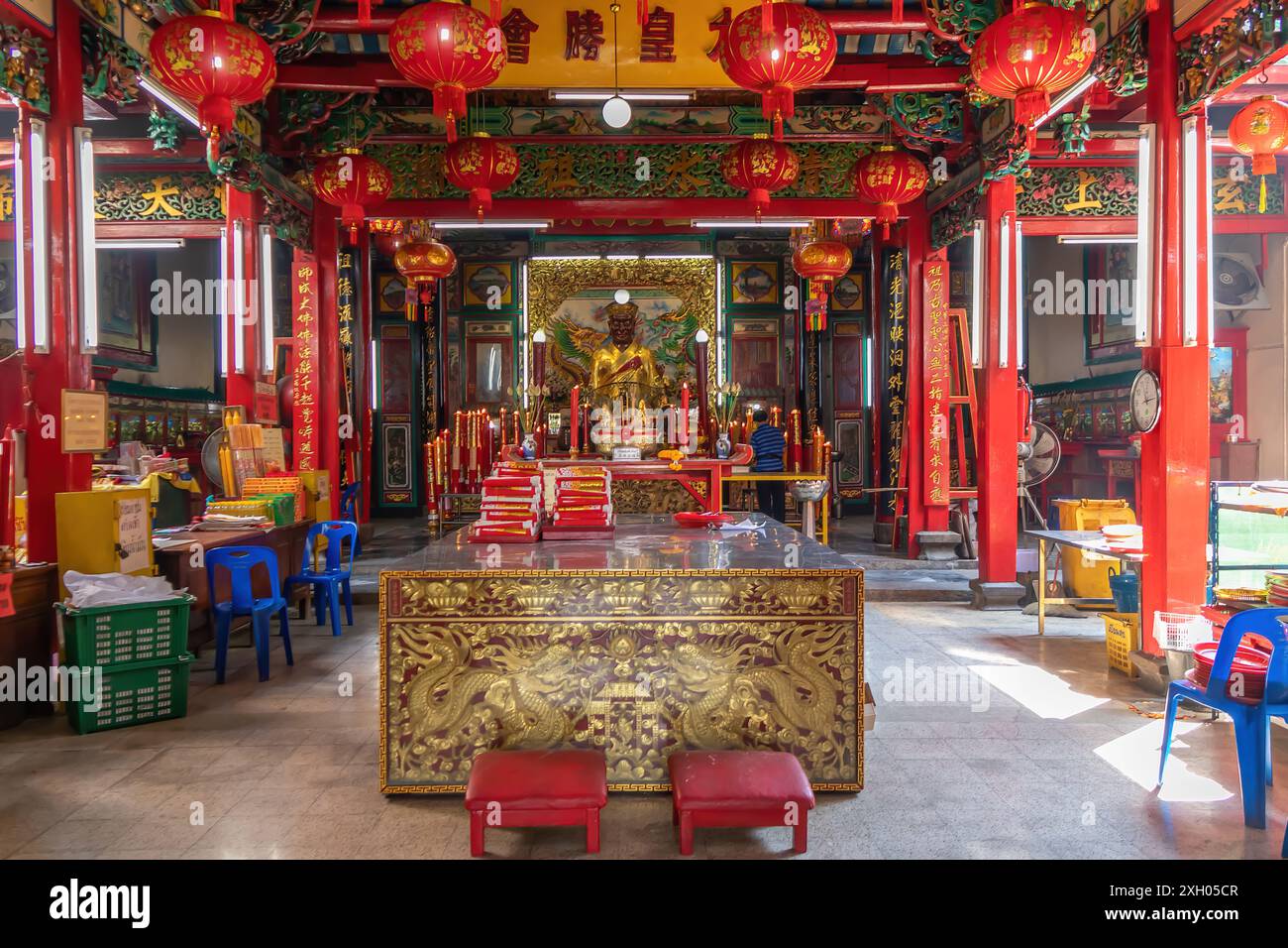 Chinese shrine interior hi-res stock photography and images - Alamy