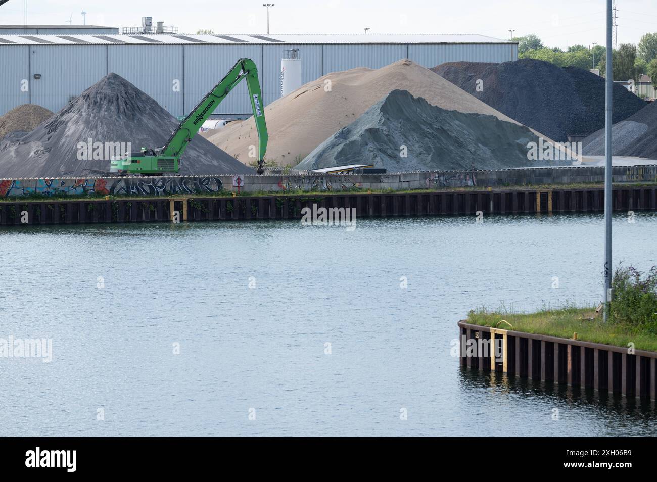 Halde mit Schotter und Sand, Baustoffe im Dortmunder Hafen, Dortmund ...