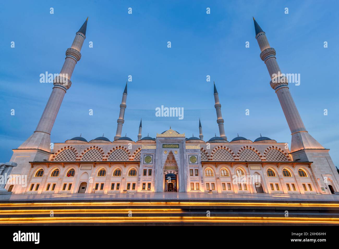Sunset shot of Grand Camlia Mosque, or Buyuk Camlica Camii, a modern ...