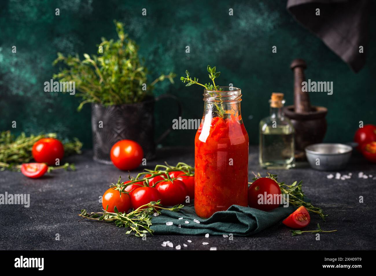 Traditional Italian tomato marinara sauce Stock Photo - Alamy