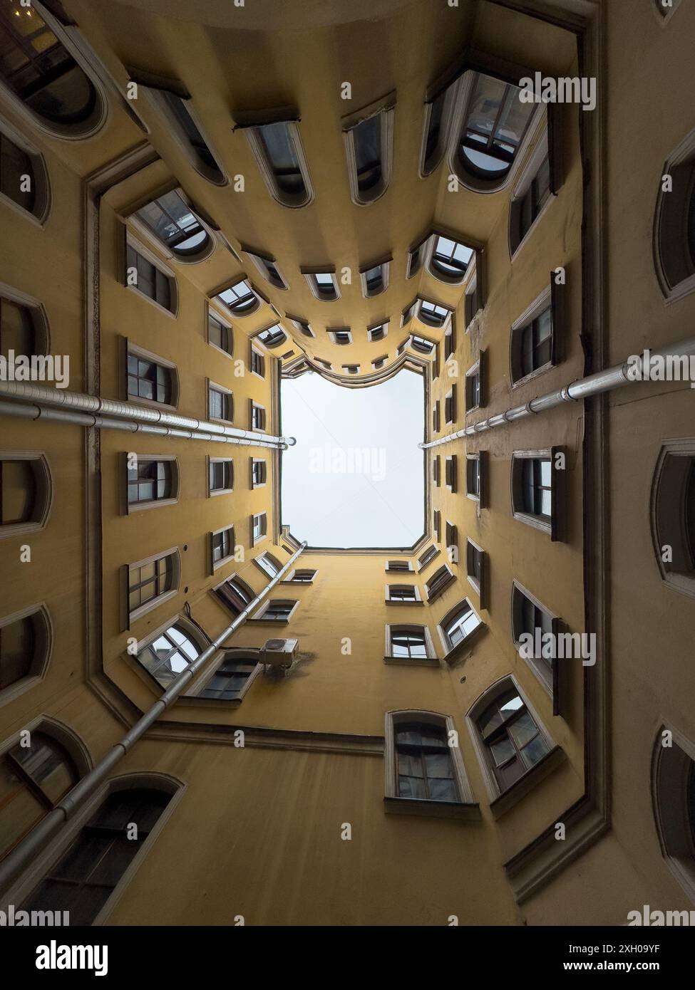 Building exterior multiple windows hi-res stock photography and images ...