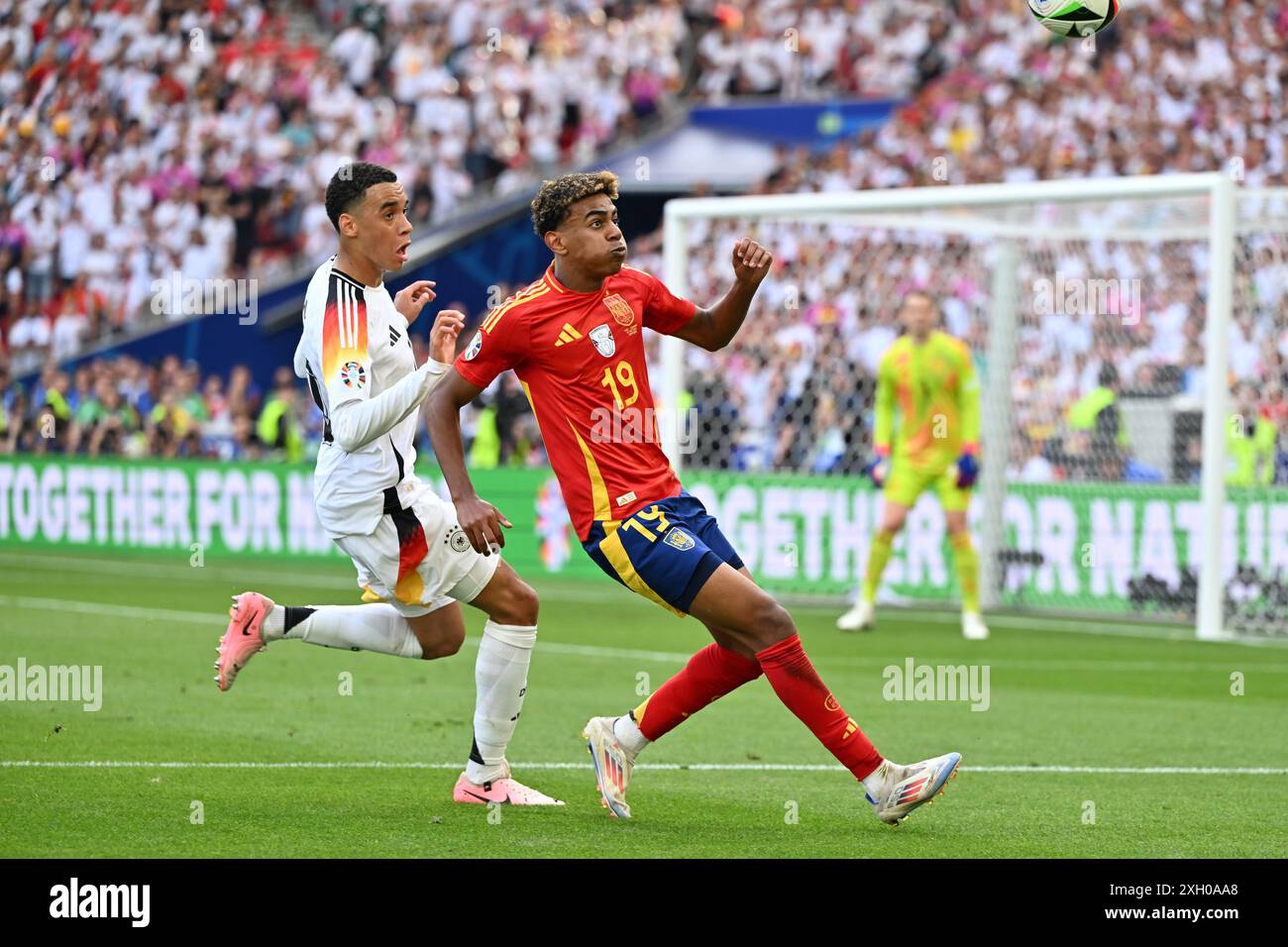 Jamal Musiala (10) of Germany defending on Lamine Yamal (19) of Spain ...