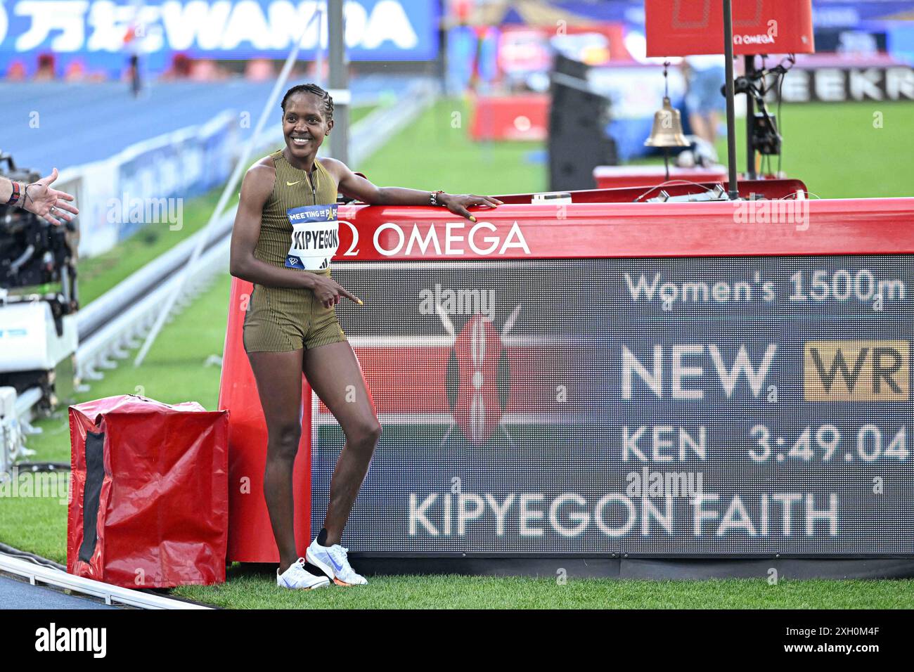 Faith Kipyegon breaking the 1500m world record during the Meeting de ...