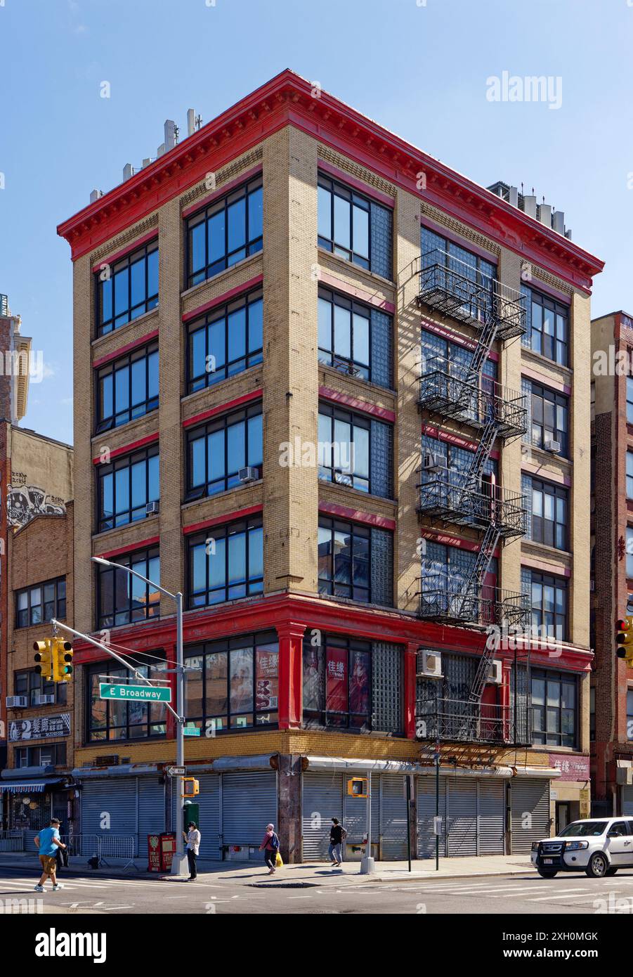 NYC Chinatown: This commercial loft building on East Broadway appears ...