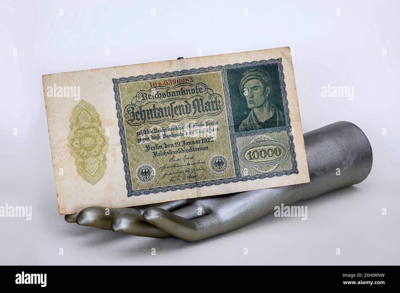 Reichsbank note from January 1922, ten thousand marks on silver hand ...