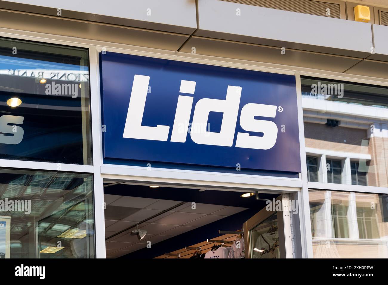 Close lids hi-res stock photography and images - Alamy