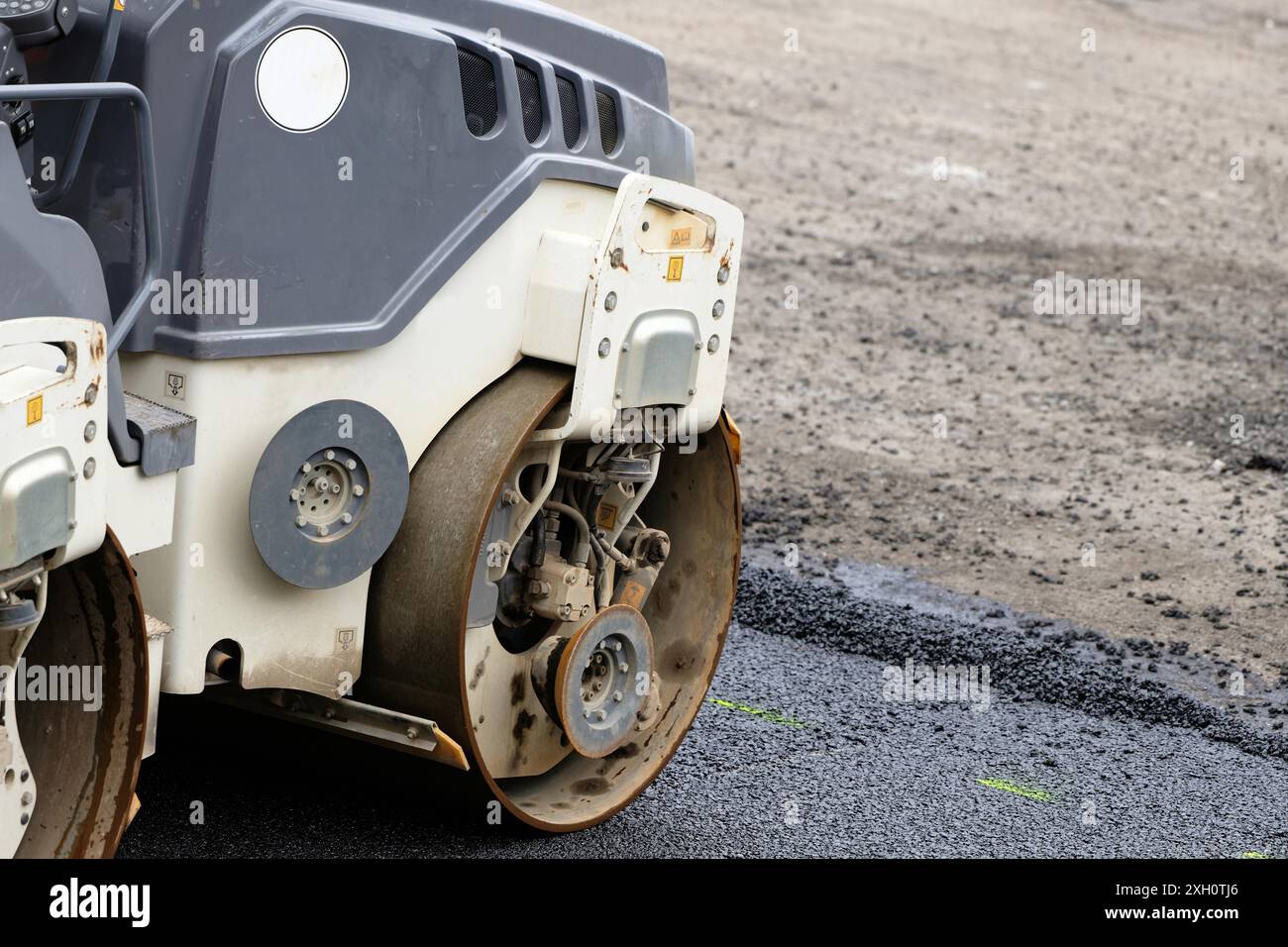Roller compacts asphalt Stock Photo - Alamy