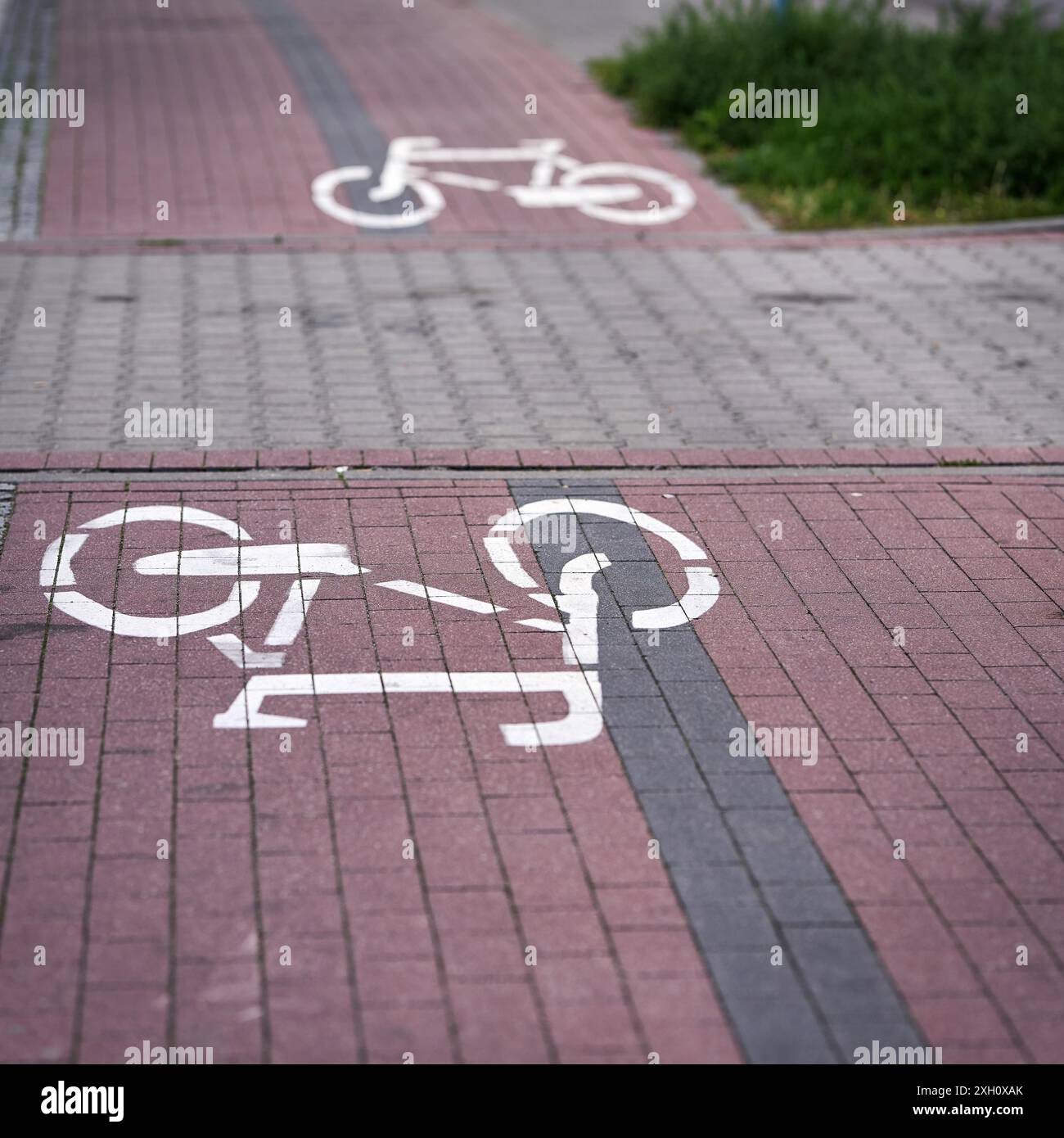 Marking on the cycle path in both directions hi-res stock photography ...