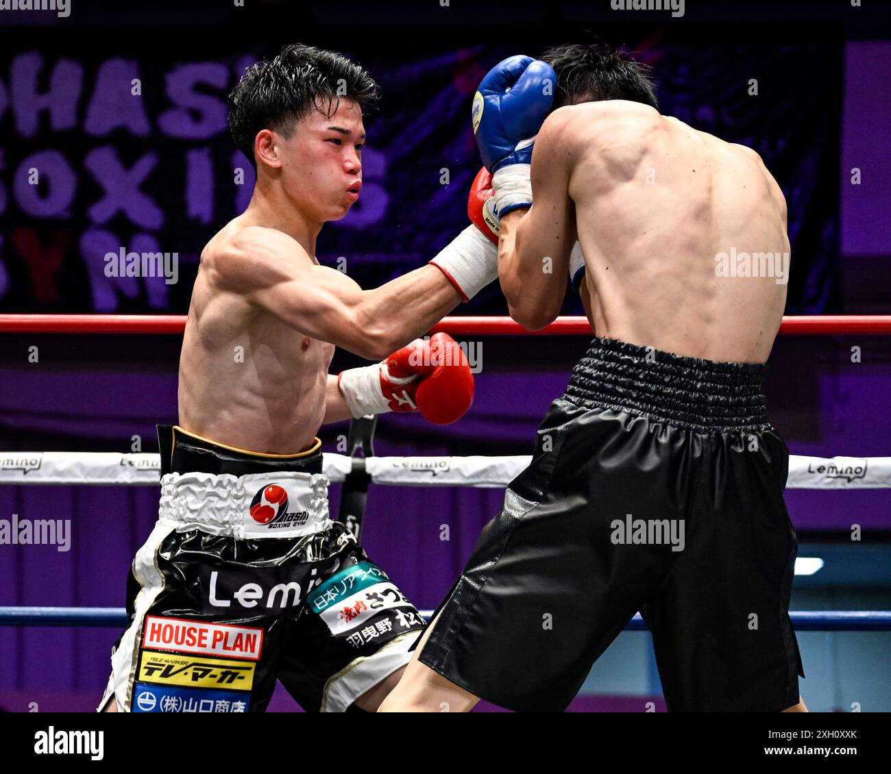 Shogo Tanaka (red gloves) throws a right at Ryunosuke Takaguma (blue ...
