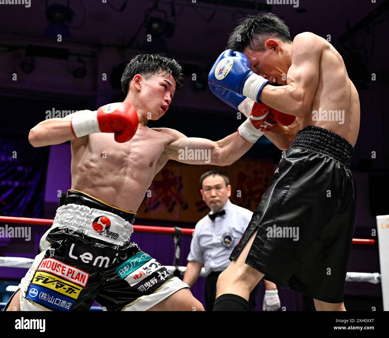 Shogo Tanaka (red gloves) throws a left at Ryunosuke Takaguma (blue ...