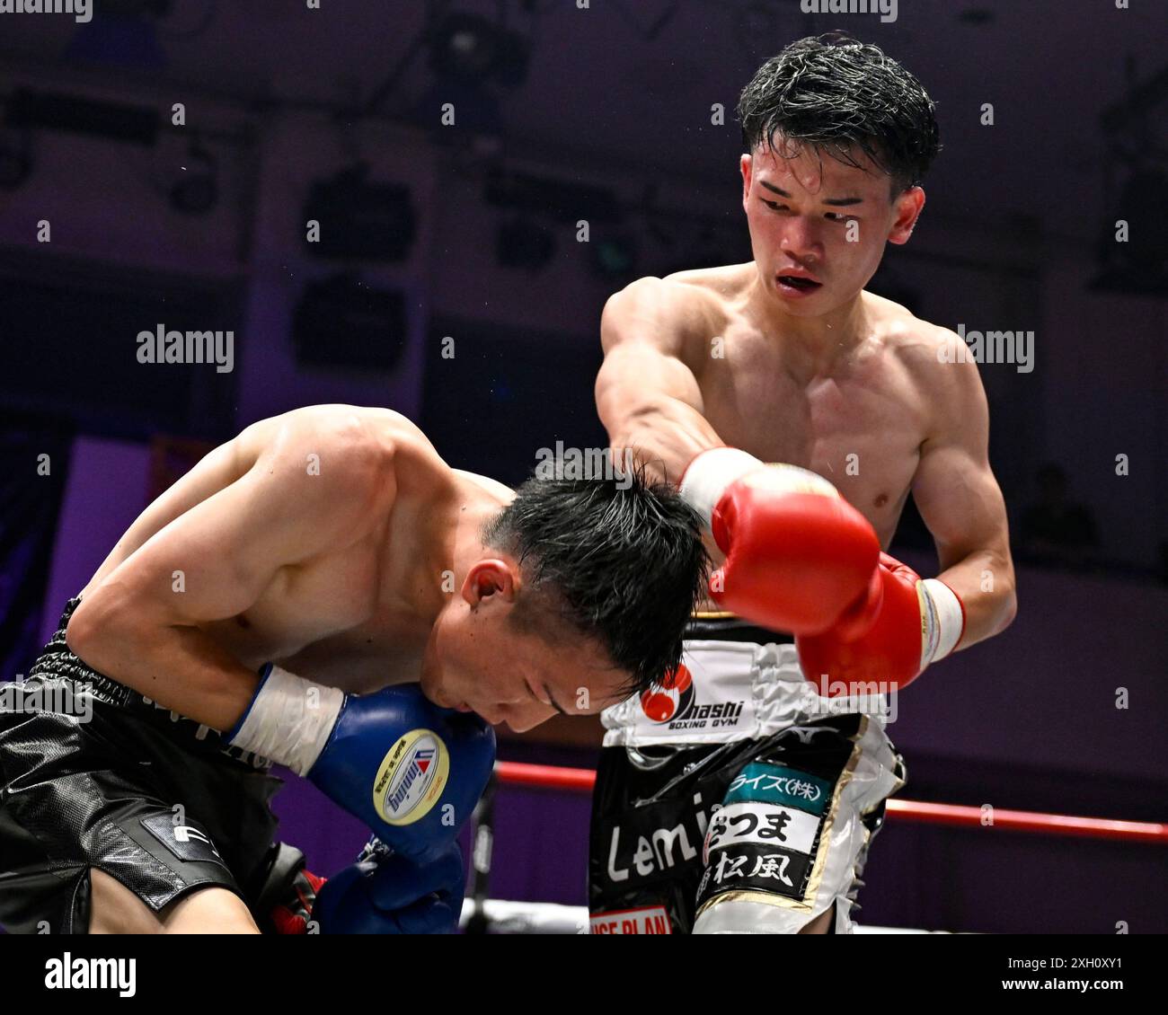 Shogo Tanaka (red gloves) throws a right at Ryunosuke Takaguma (blue ...