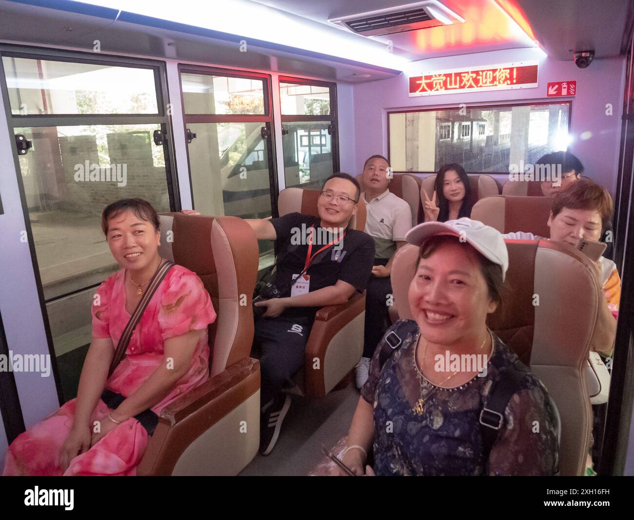 (240711) -- ZIXI COUNTY, July 11, 2024 (Xinhua) -- Tourists take an ...