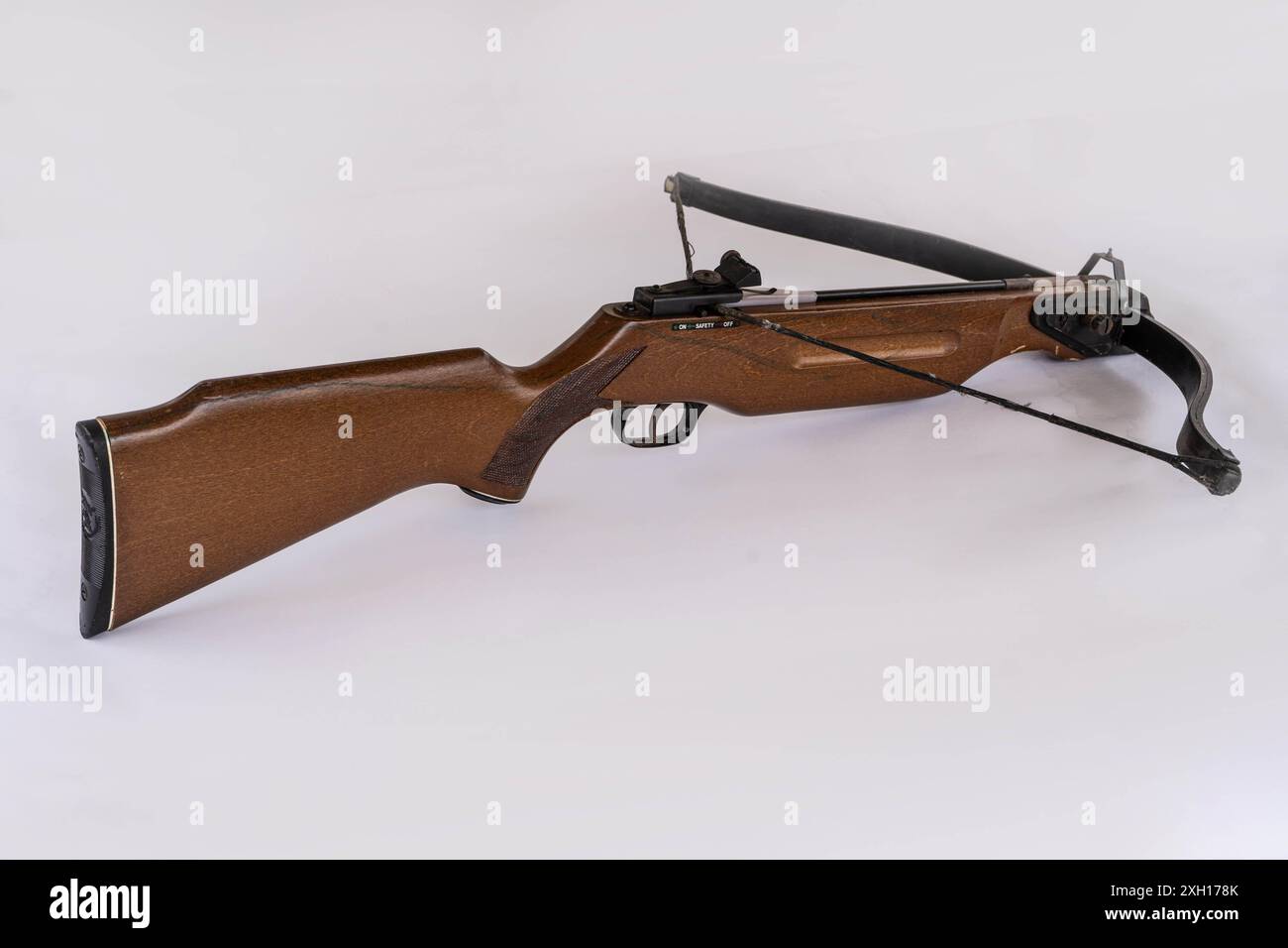Studio photographs of a crossbow with bolts Stock Photo - Alamy