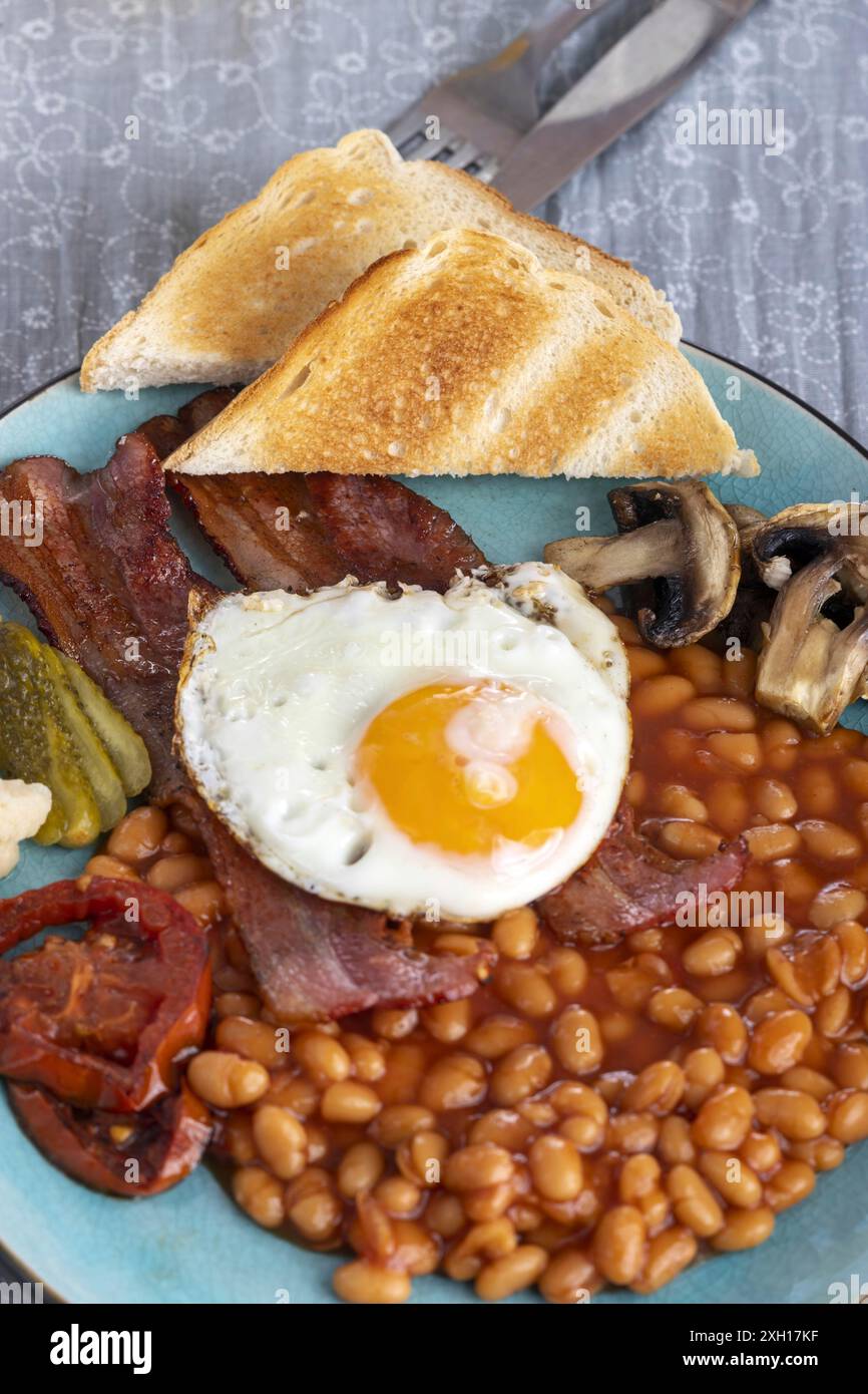 English breakfast on a plate Stock Photo - Alamy