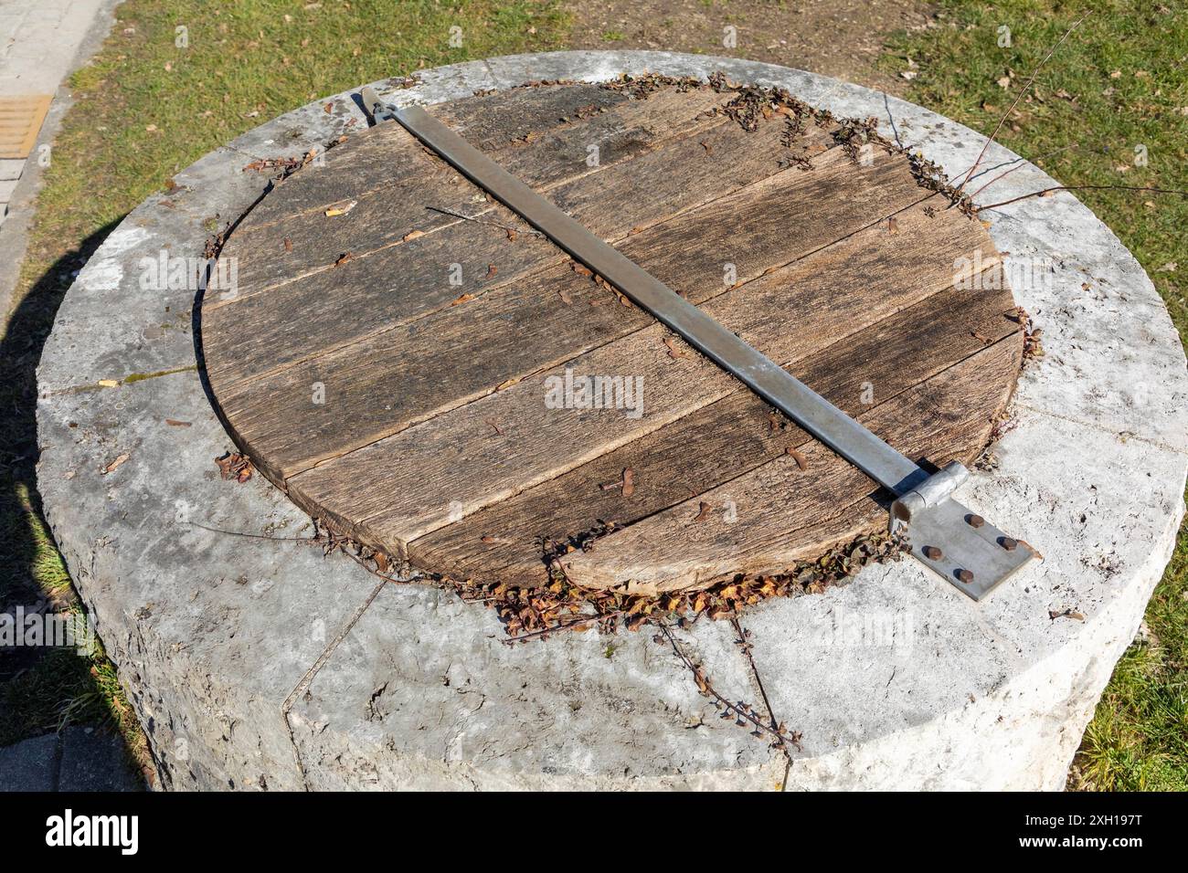 Stone well cover hi-res stock photography and images - Alamy