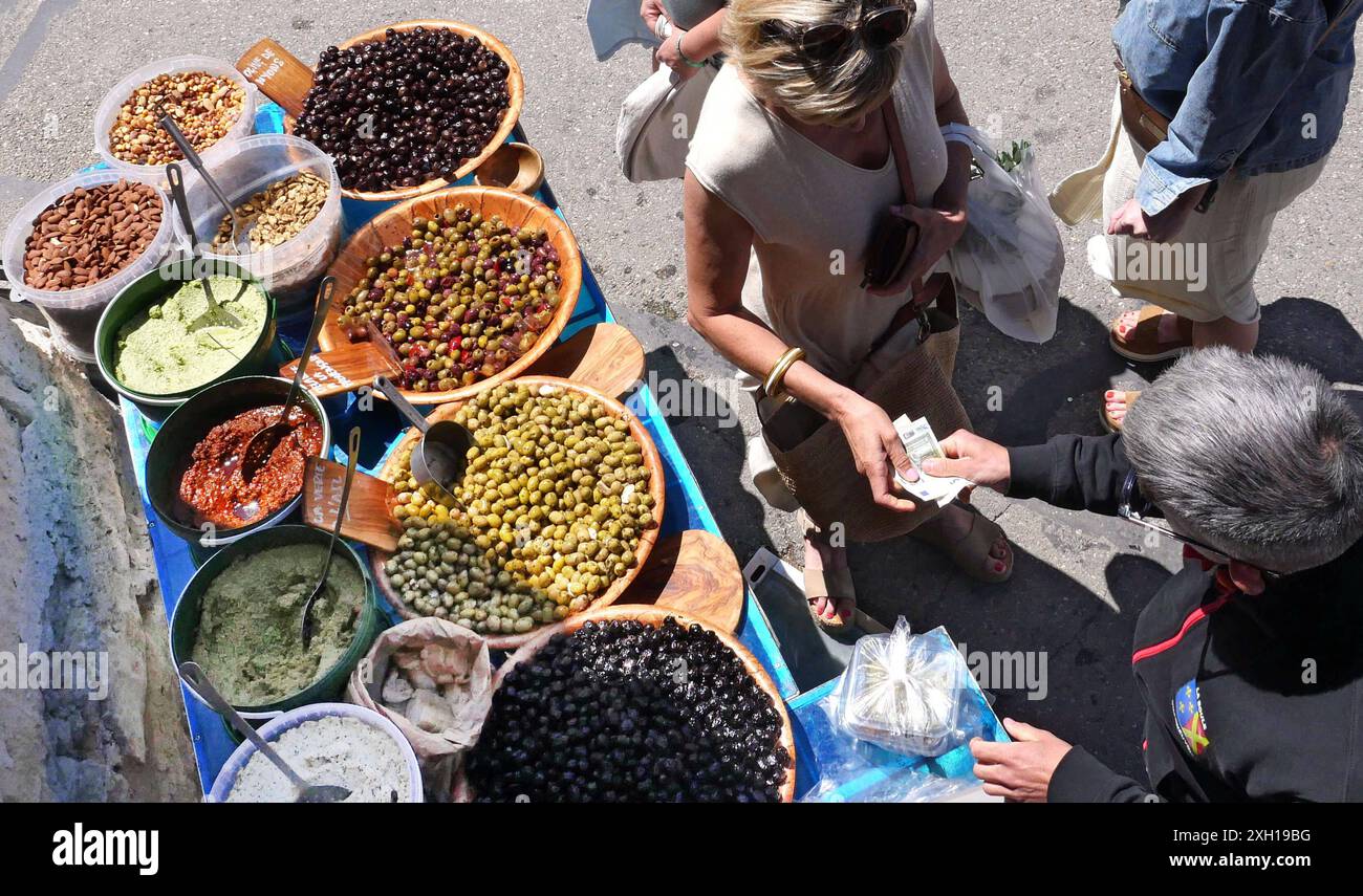 Markttag in Gordes, Provence, Frankreich *** Market day in Gordes ...