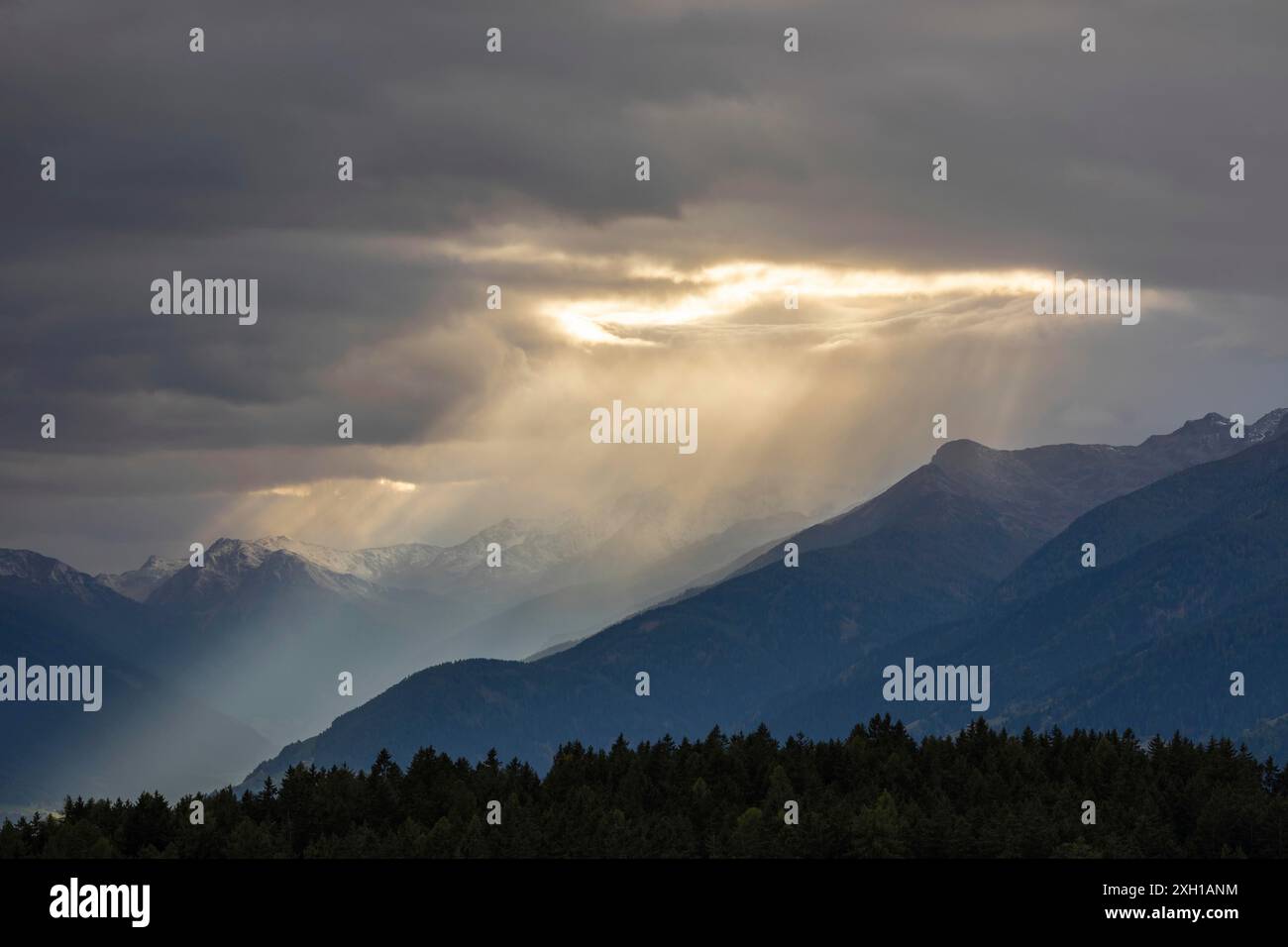 Dramatic light over snow hi-res stock photography and images - Alamy