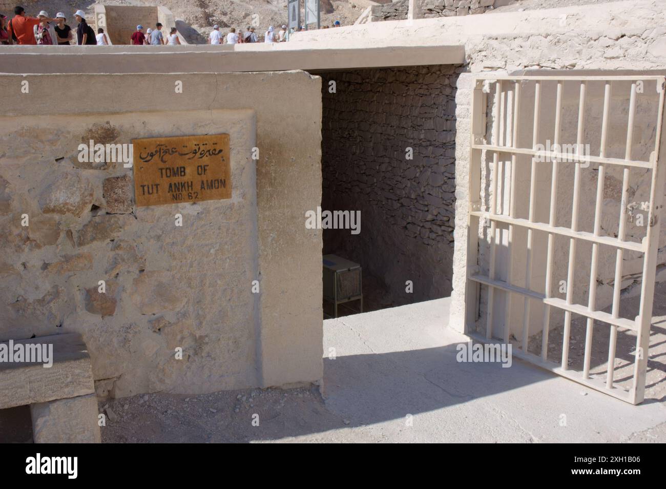 Entrance to KV62, the tomb of Tutankhamun, Valley of the Kings near ...