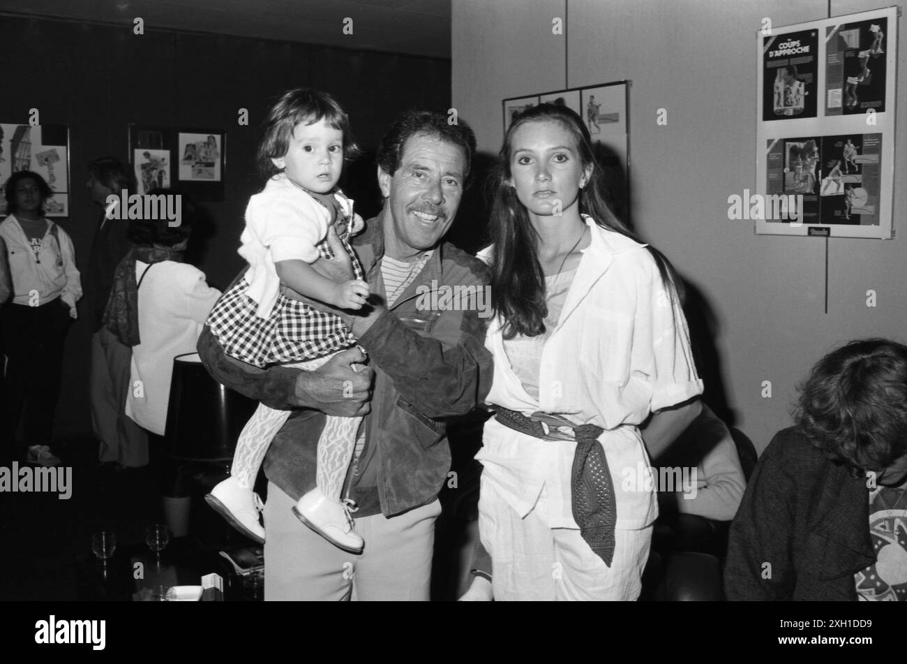 Tennis coach Nick Bollettieri with his family Paris, 1984 Stock Photo ...