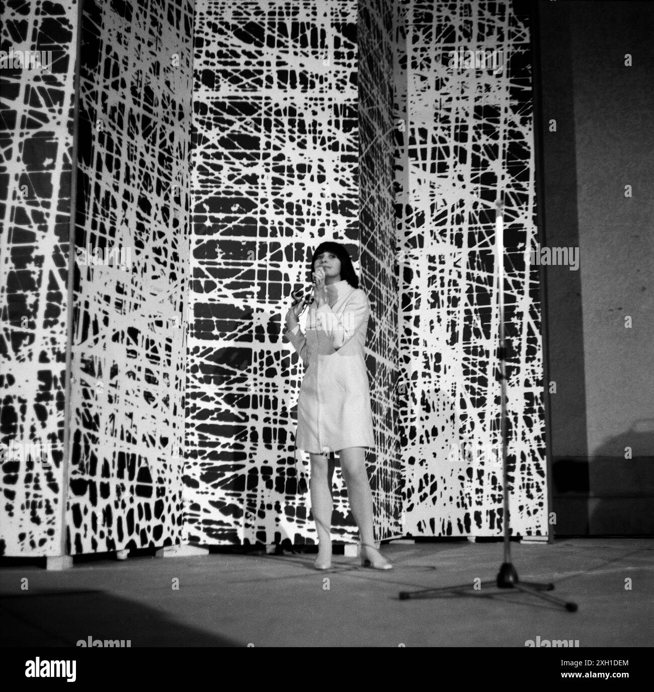 Cléo (Chantal Rousselot) on the set of the television programme "Tilt ...