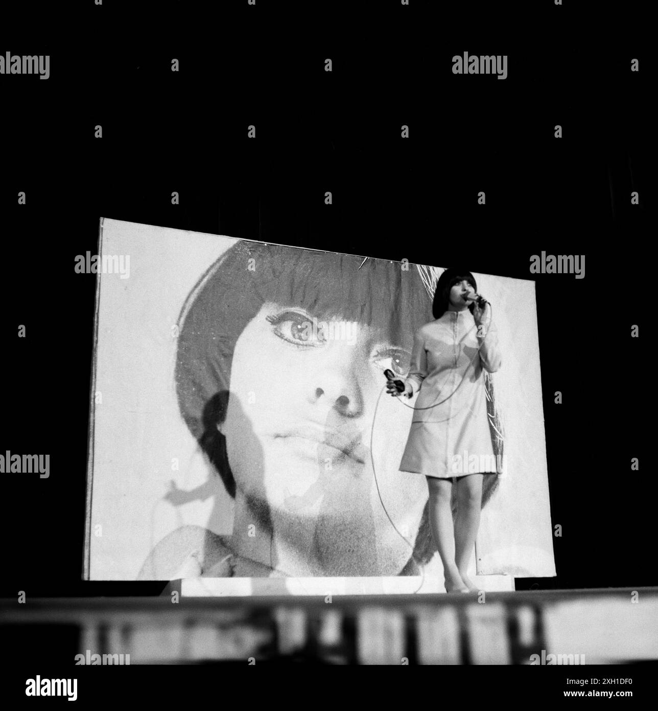 Cléo (Chantal Rousselot) on the set of the television programme "Tilt ...