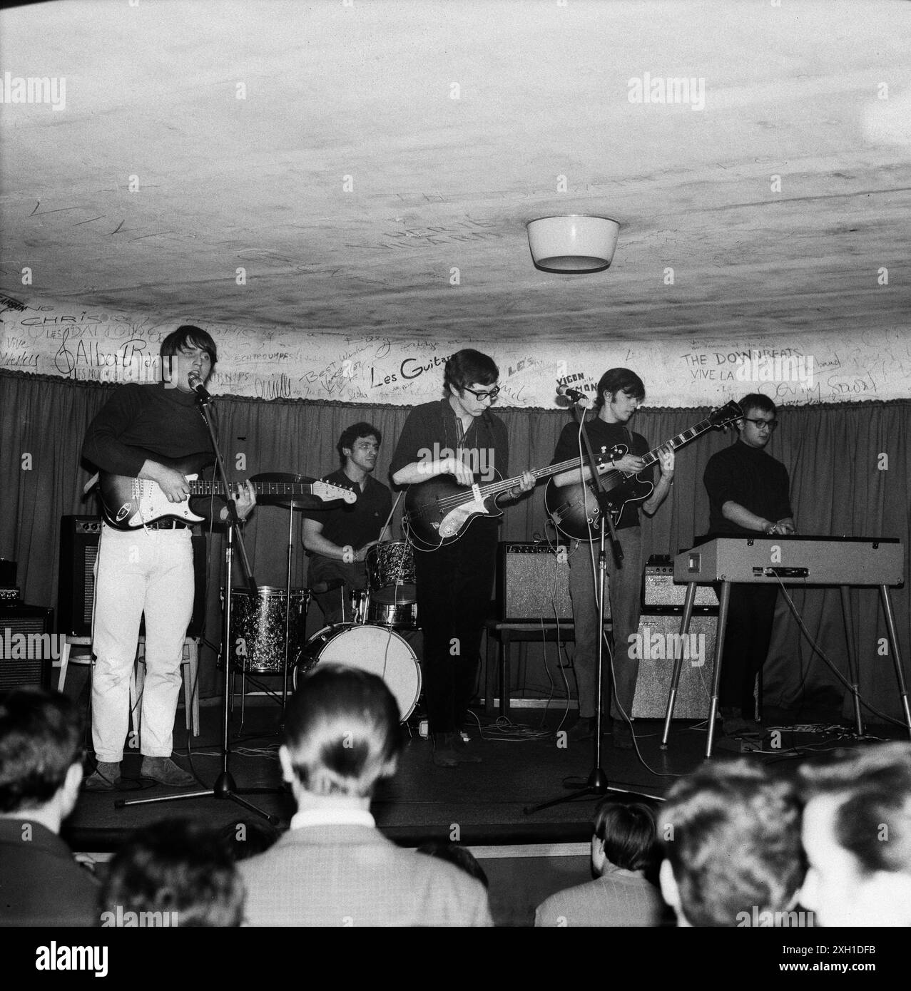 Jacques Mercier and the Rockers, on stage at the Golf-Drouot, in 1964 ...
