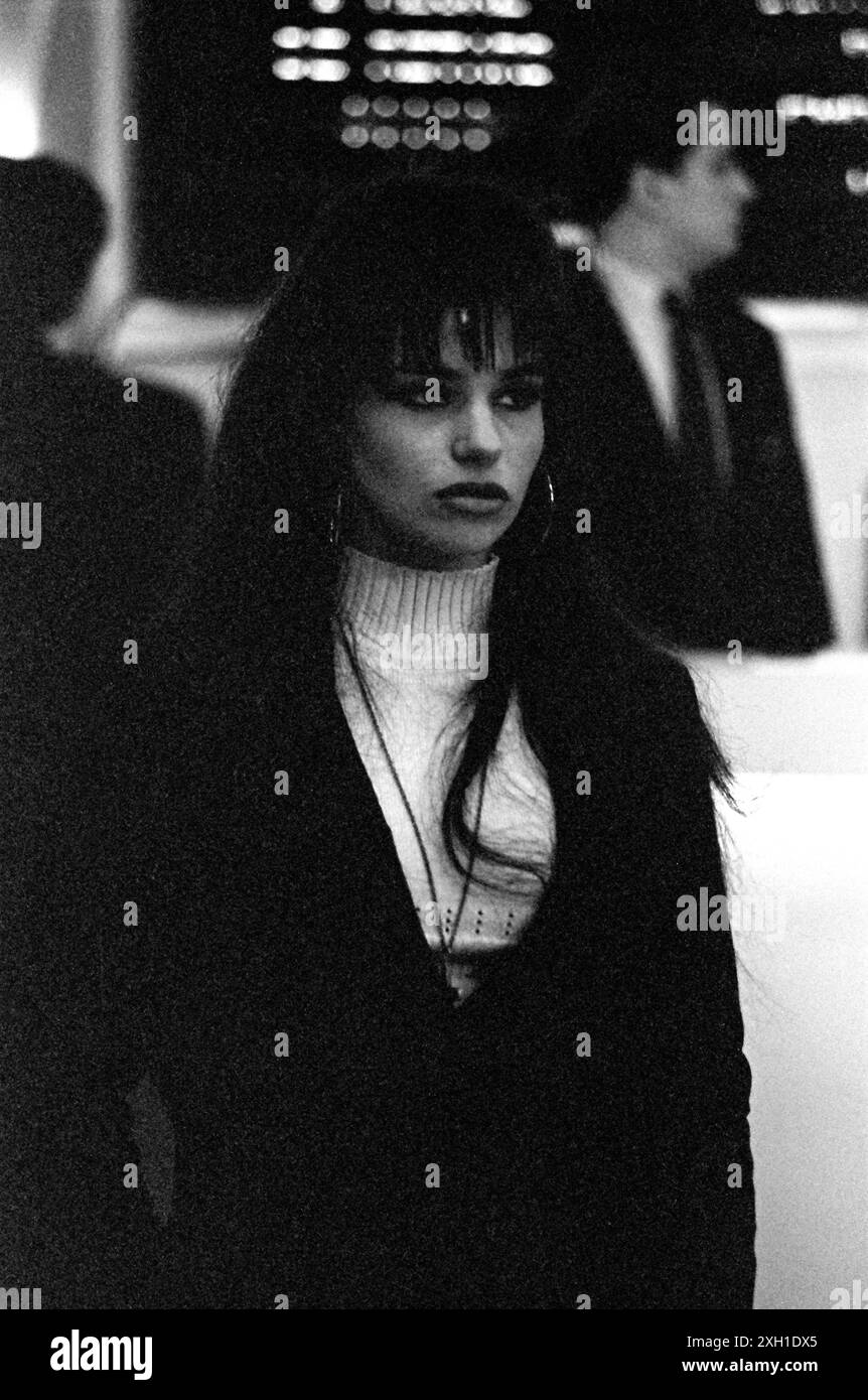 Béatrice Dalle on the set of "La Belle Histoire", directed by Claude ...