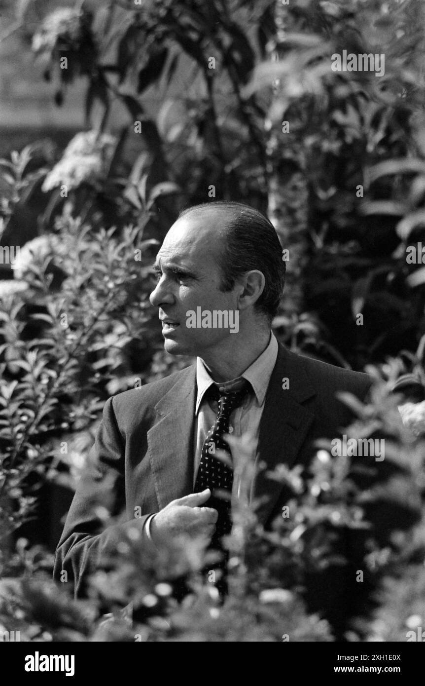 Guy Marchand on the set of the Nestor Burma series, episode "Les ...