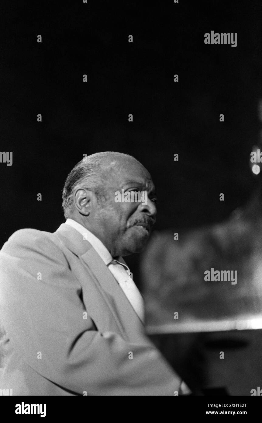 Count Basie and the Count Basie Orchestra at the Salon de Provence jazz ...