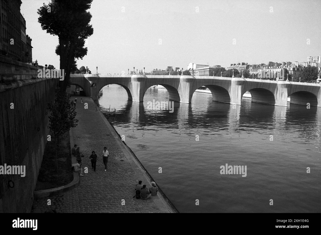 Paris art bridge Black and White Stock Photos & Images - Alamy